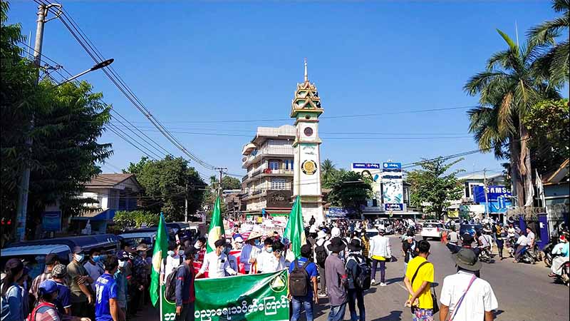 Dvb စစ်အာဏာရှင်အလိုမရှိကြောင်း ဘားအံဆန္ဒထုတ်ဖော်ပွဲကို ရဲအင်အားသုံး လမ်းပိတ်ဆို့