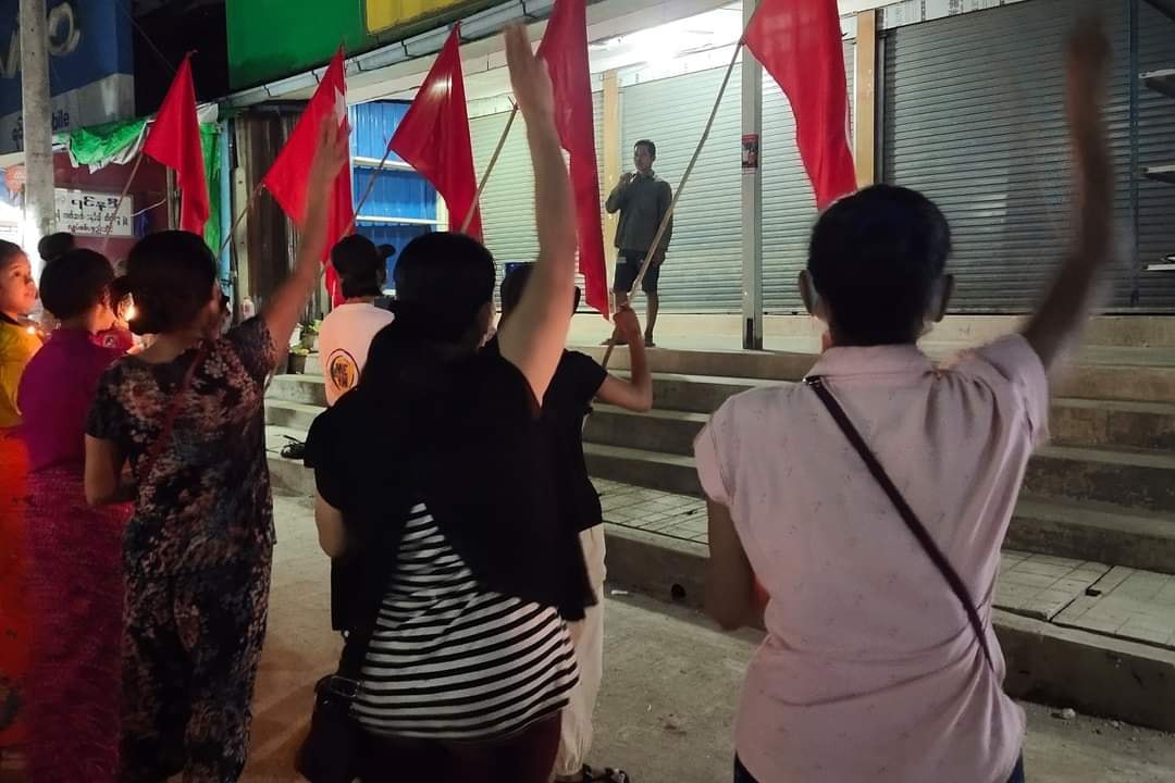 Dvb ဖားကန့်၊ လုံးခင်းကျေးရွာအုပ်စုမှာ ညသပိတ်လုပ်ရန် လူစုနေချိန် အမ