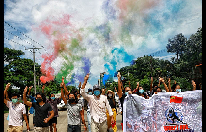 Dvb အကြမ်းဖက်စစ်ကောင်စီကို ရန်ကုန်က လူငယ်များ ဆန္ဒပြ