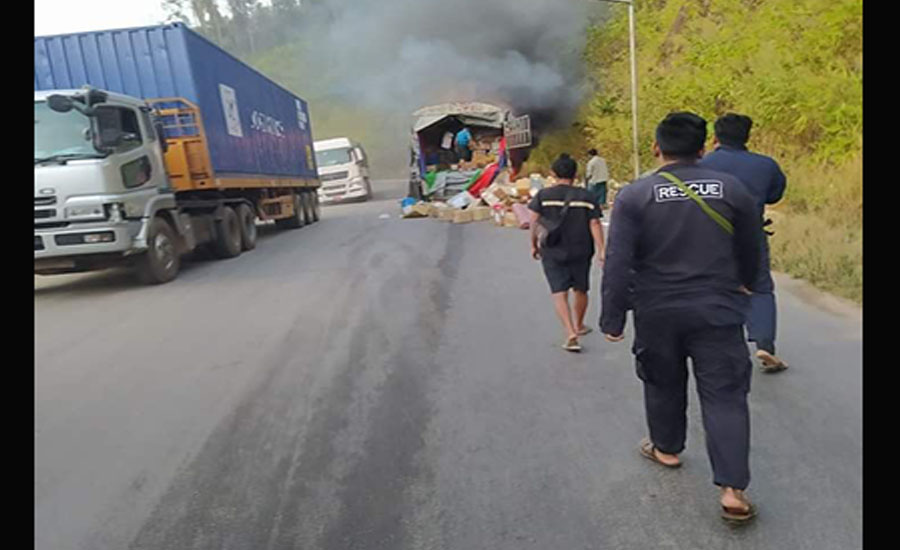 Dvb မြဝတီ ကော့ကရိတ် အာရှလမ်းမကြီးတွင် ကုန်တင်ကားမီးလောင်