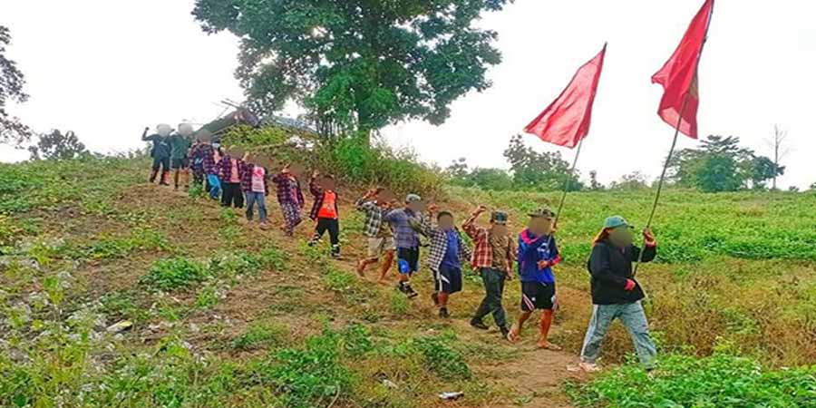 မုံရွာ Pdf က ဒေသခံပြည်သူများကို ကောက်ပဲသီးနှံ ကူညီရိတ်သိမ်းပေး ဓာတ်ပုံ