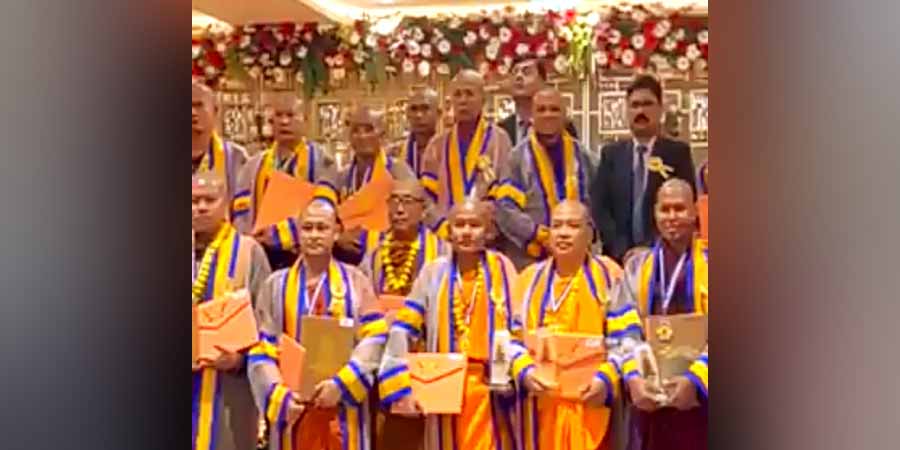 Dvb ရခိုင်ရဟန်းတော် ၆ ပါး ပရဟိတစံပြုထူးချွန်ဂုဏ်ထူးဆောင်ဘွဲ့များ ခ