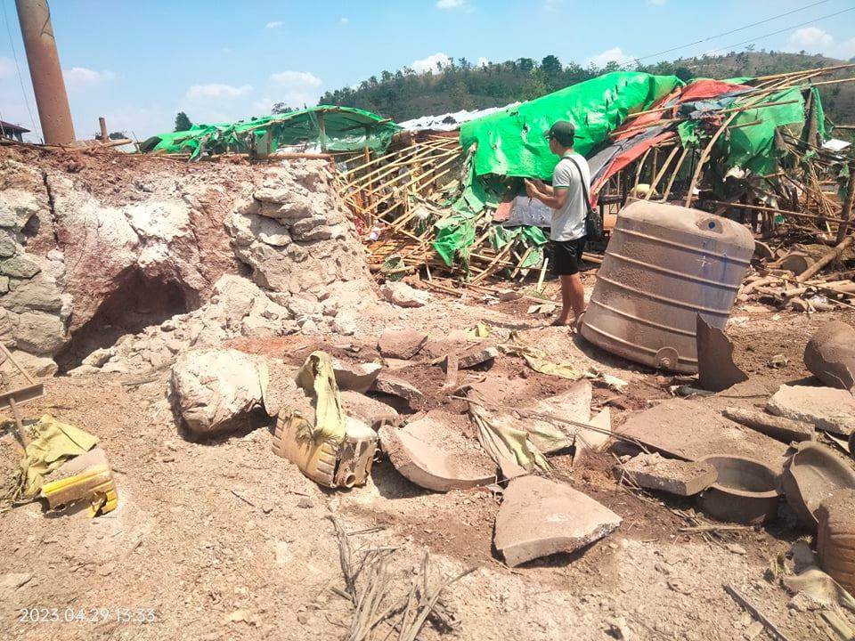 Dvb ဒီးမော့ဆိုမြို့နယ်၌ လေကြောင်းဗုံးကြဲတိုက်ခိုက်မှုကြောင့် အရပ်သားနေအိမ်များပျက်စီး