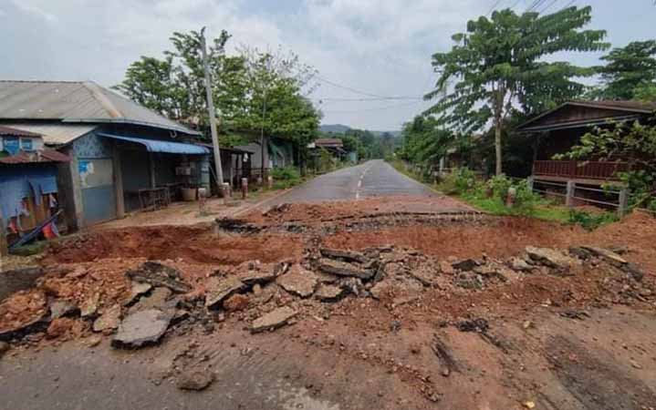ကော့ကရိတ်မြို့နယ်တွင် ယာဉ်ဖြတ်သန်းမရအောင် စစ်တပ်က လမ်းများကို ဖျက်ဆီး