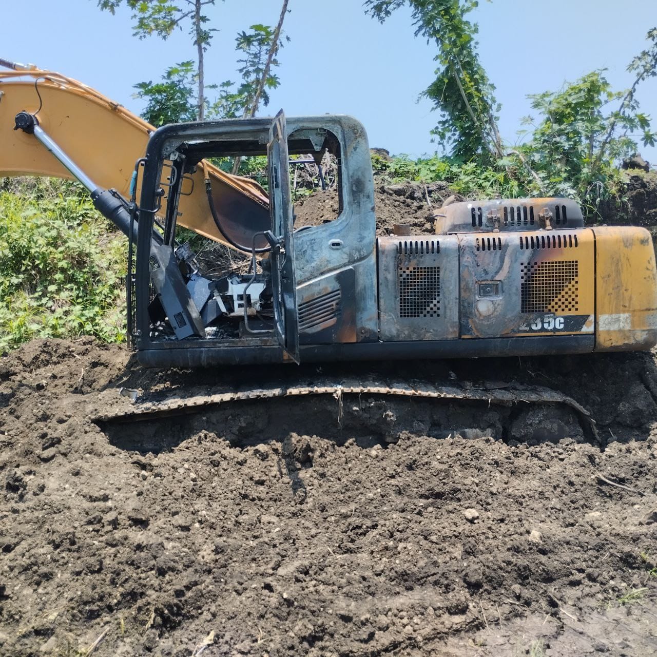 သပိတ်ကျင်း ရွှေလုပ်ကွက်ရှိ စက်ပစ္စည်းနှင့် တဲများကို စစ်တပ်က မီးရှို့